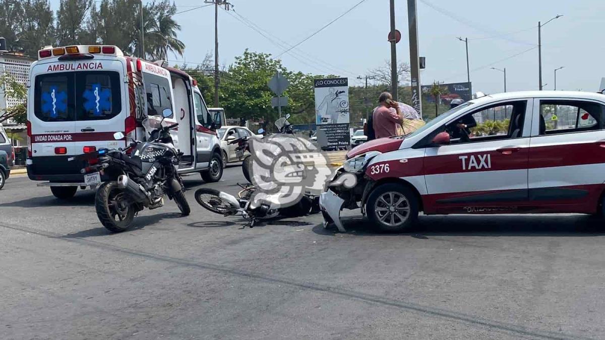 Pareja que viajaba en motocicleta choca contra taxi en El Tesoro Pareja que viajaba en motocicleta choca contra taxi en El Tesoro